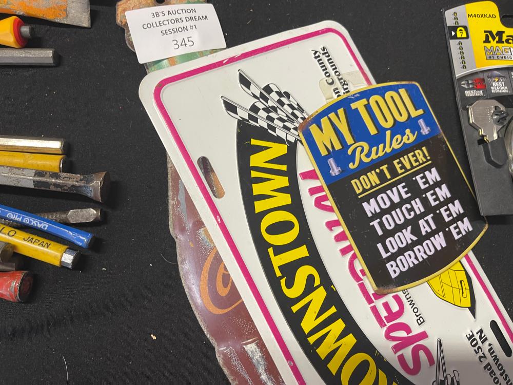 Lot - Lot of signage