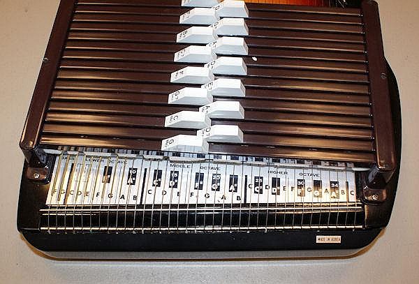 Lot - CHROMAHARP AUTO HARP, 22 1/2"