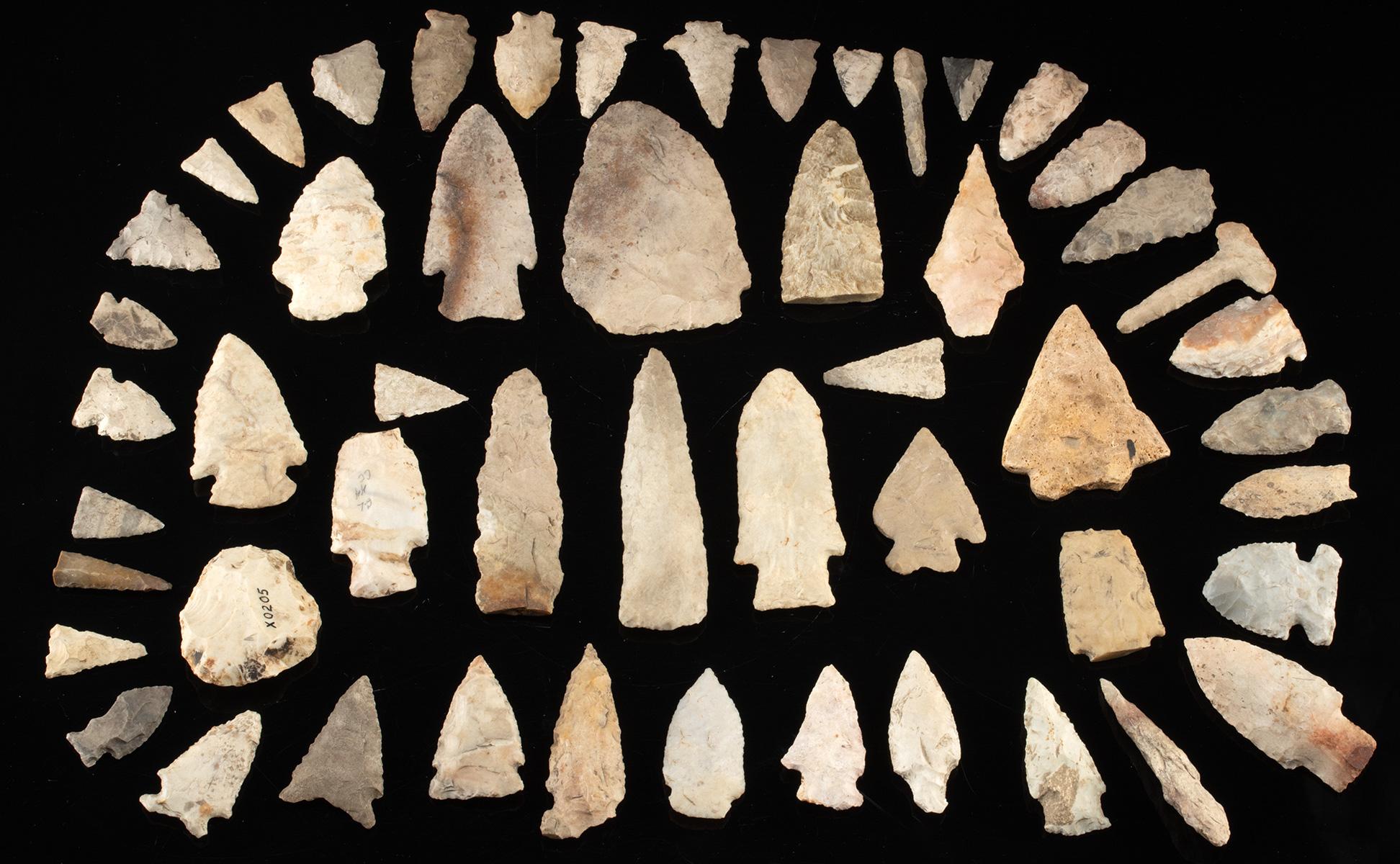 Lot - 52 Native American Knapped Stone Arrowheads & Tools
