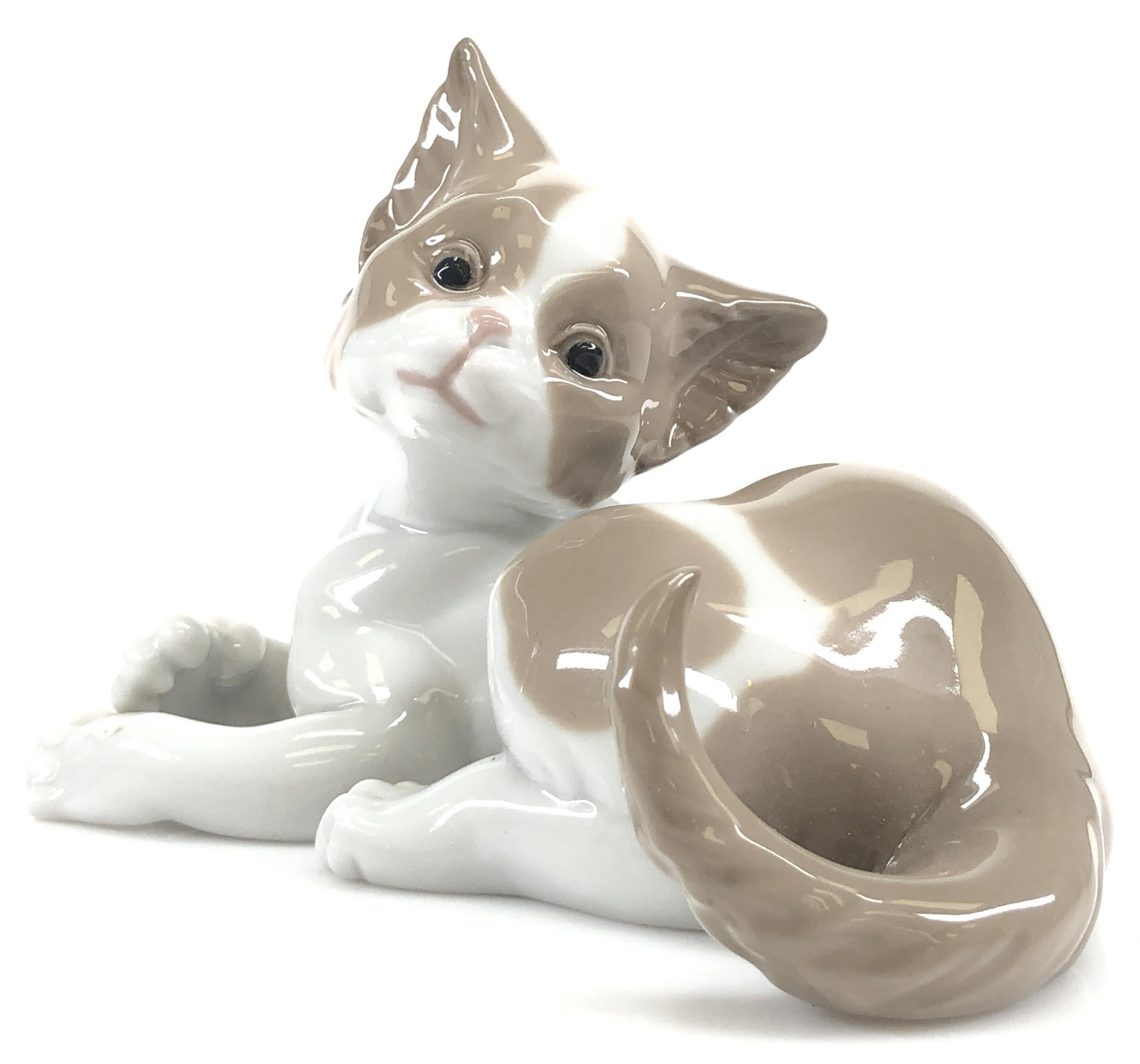 Lot - LLADRO PORCELAIN "SURPRISED CAT" FIGURINE