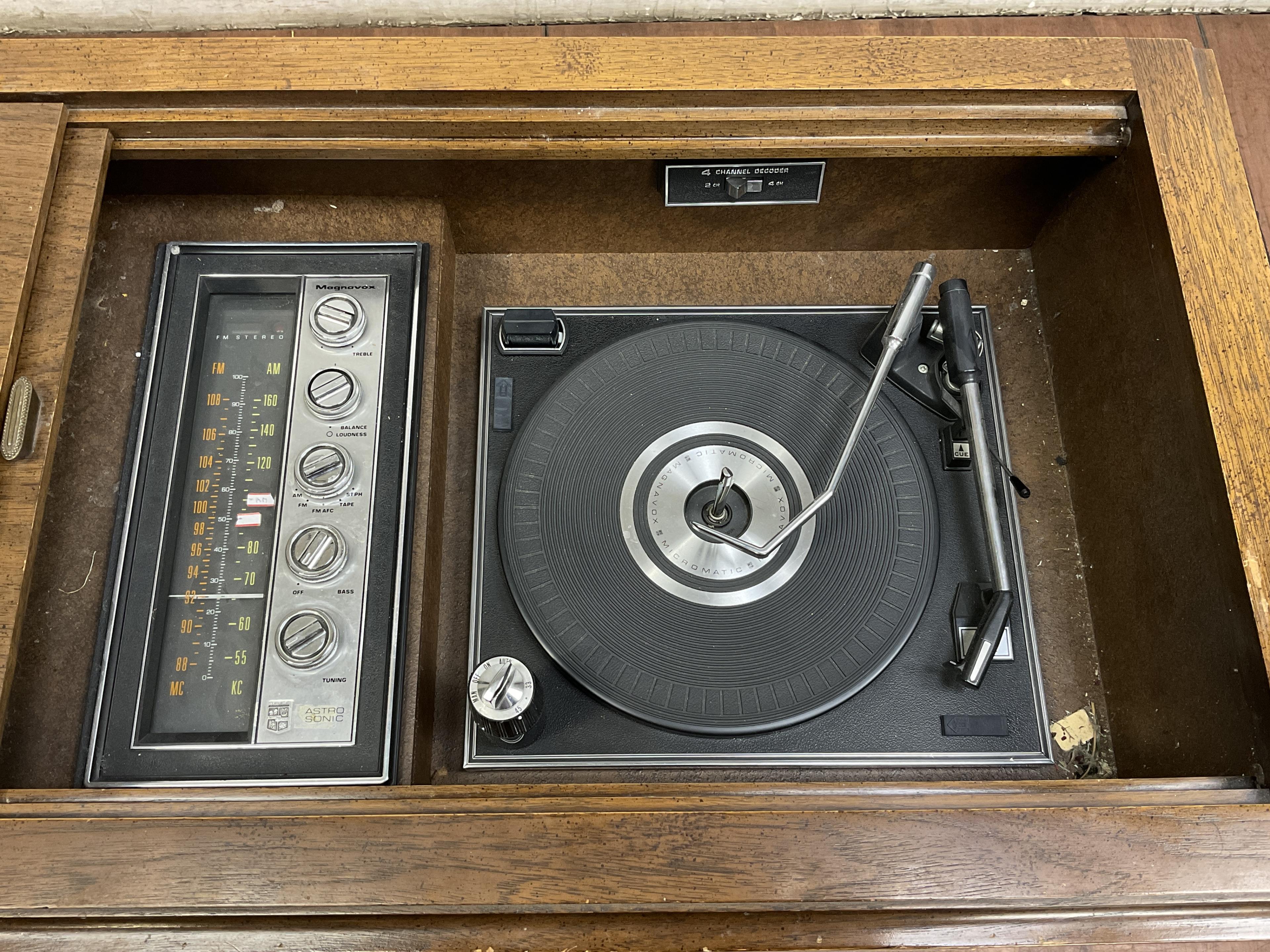 Lot - Vintage Magnavox Phonograph AM/FM Stereo Console
