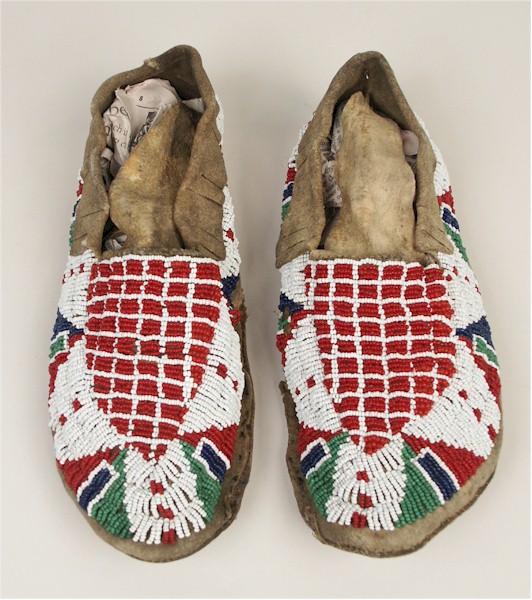 Lot - PAIR OF BEADED NATIVE AMERICAN MOCCASINS