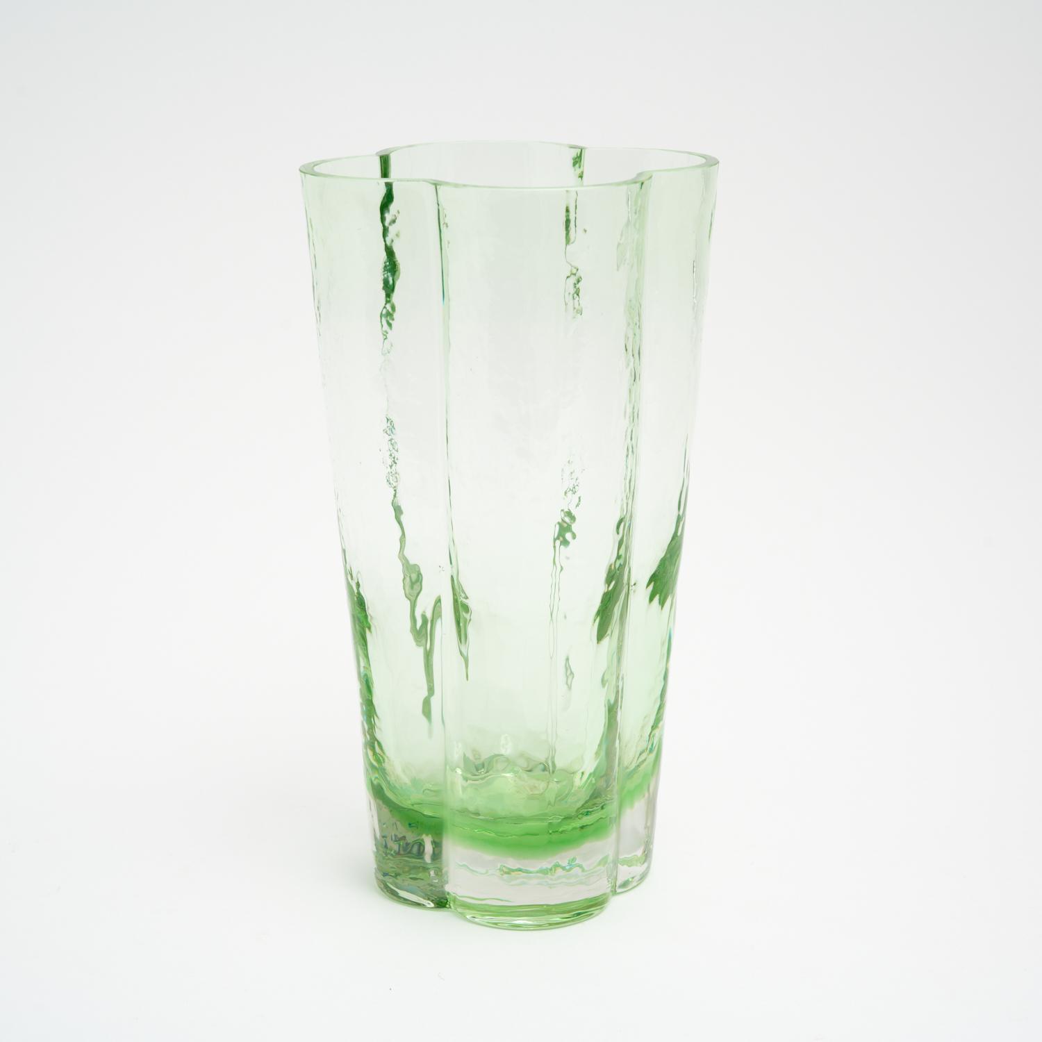 Lot - A LARGE QUATREFOIL HAND-MADE FIRE AND LIGHT GREEN GLASS VASE H.25CM