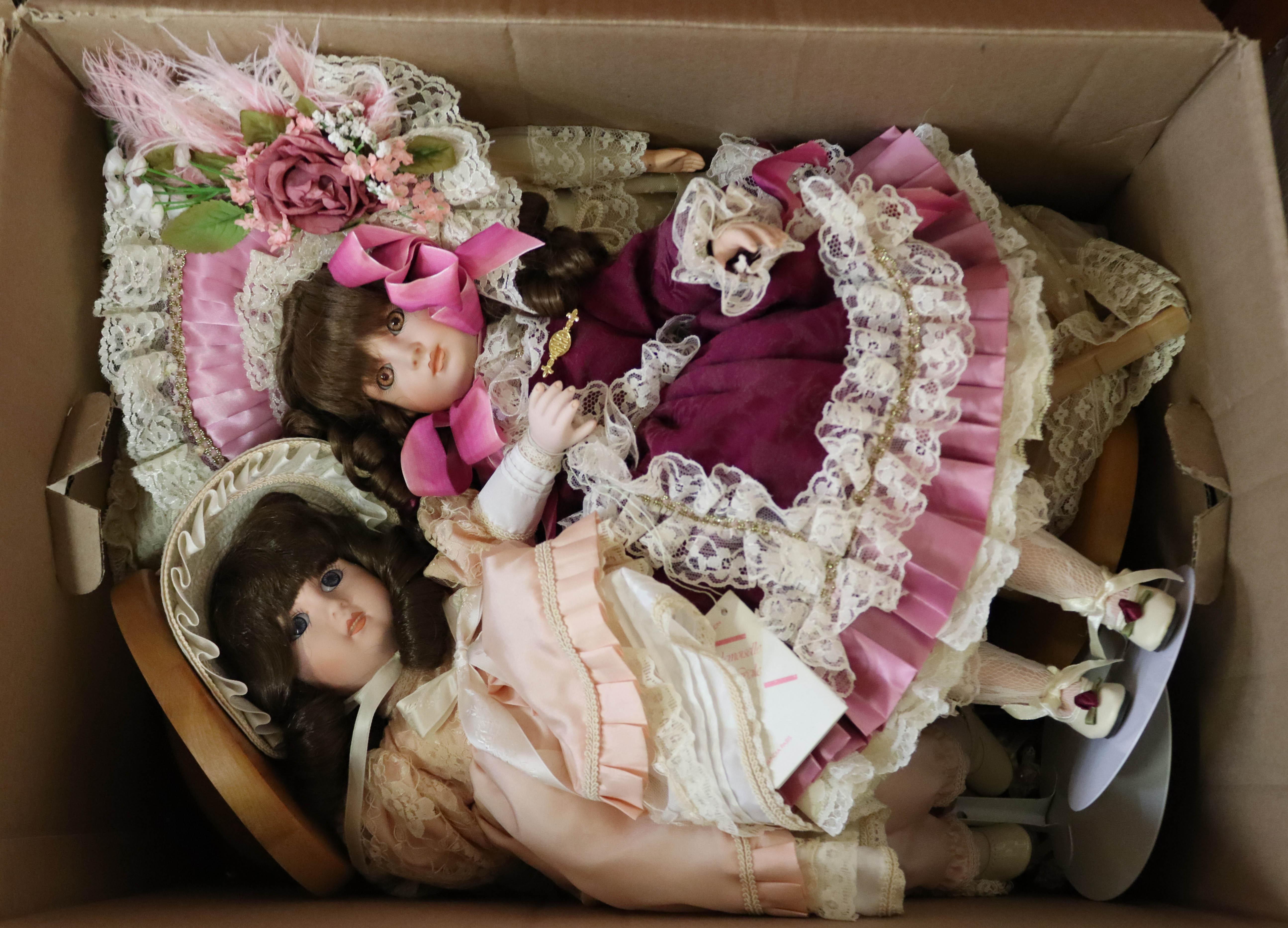 Lot - BOX LOT: COLLECTION OF DOLLS