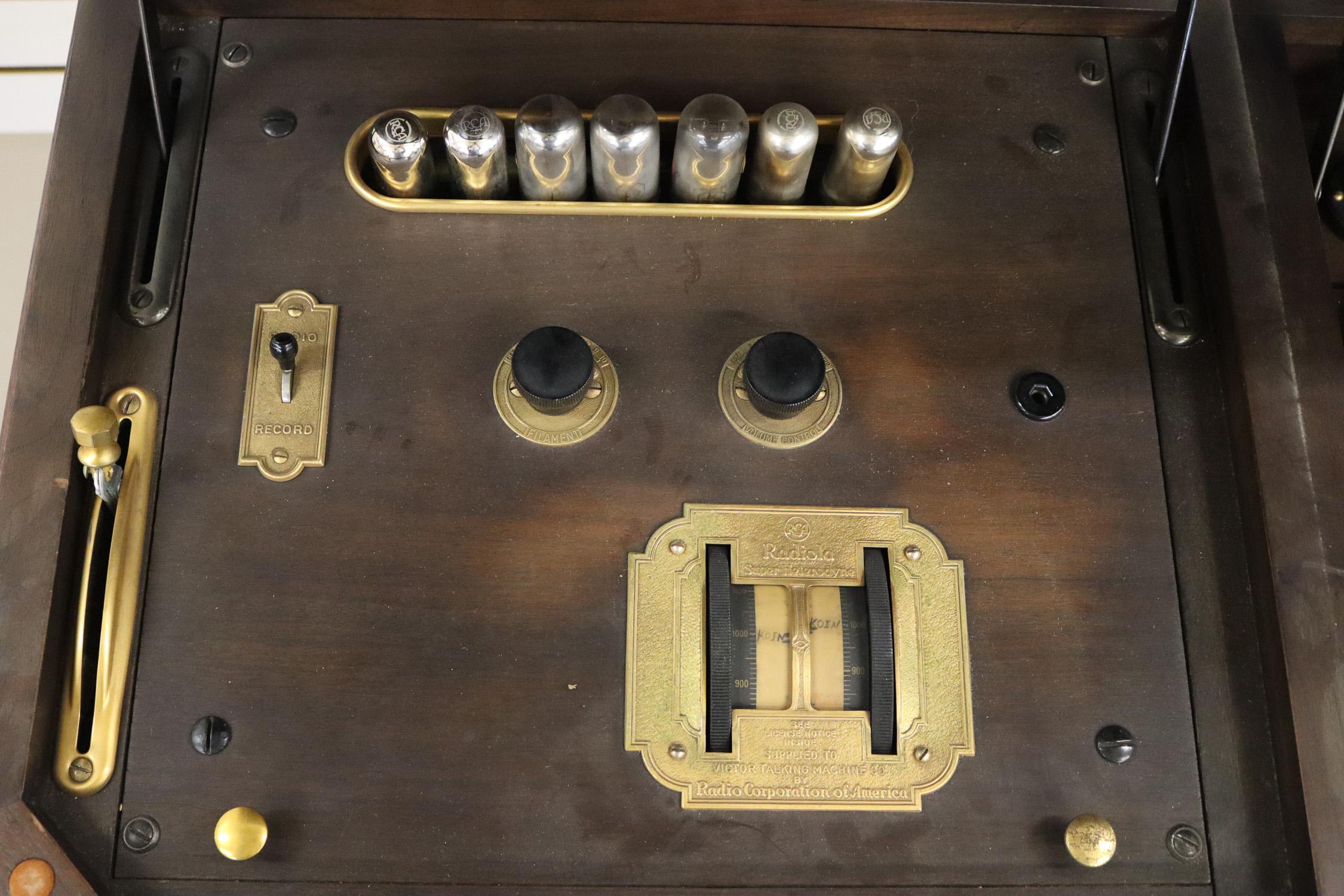 Lot - VICTOR ELECTROLA MODEL VE9-25E RADIO-PHONOGRAPH